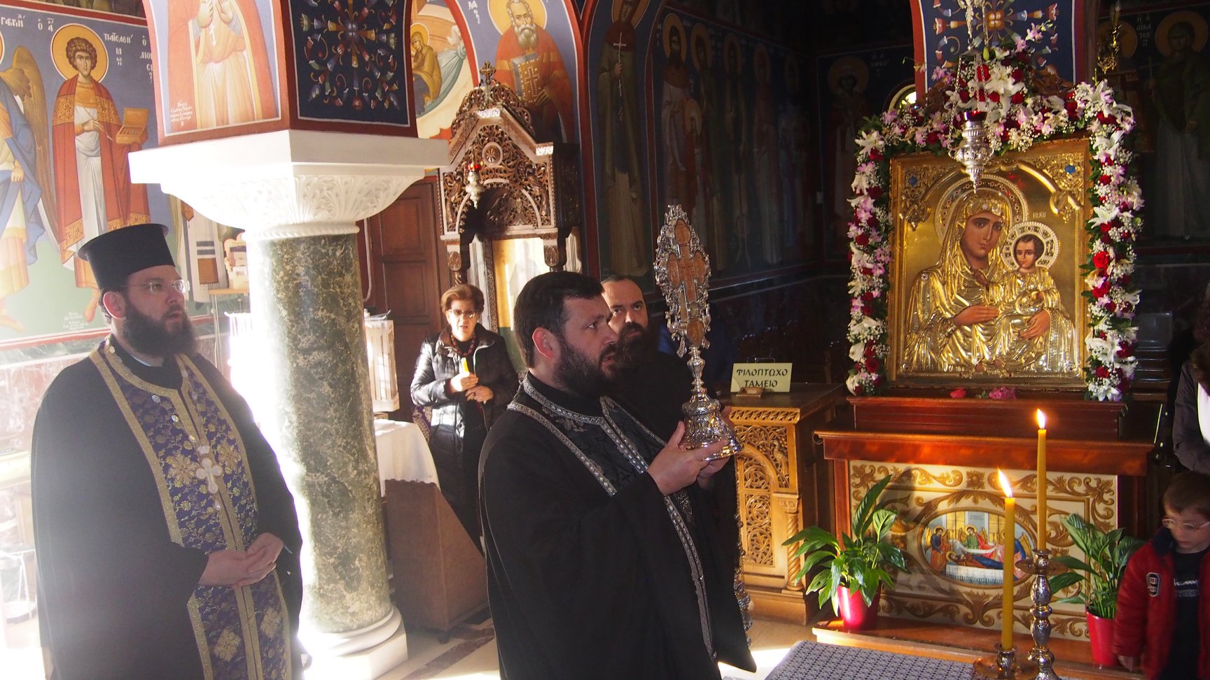 Η ΑΓΙΑ ΤΡΙΑΔΑ ΝΕΑΣ ΚΗΦΙΣΙΑΣ ΥΠΟΔΕΧΘΗΚΕ ΤΟ ΤΙΜΙΟ ΞΥΛΟ - Polis 24