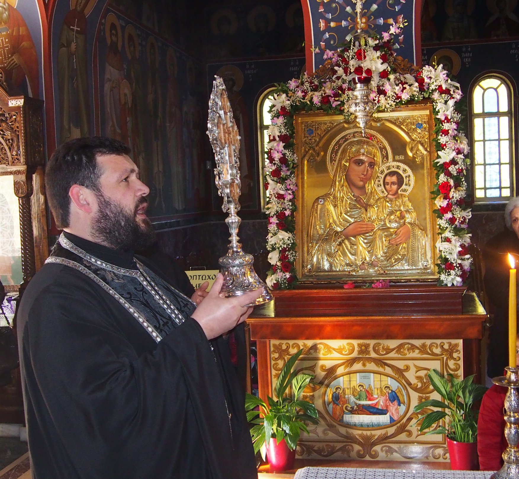 Η ΑΓΙΑ ΤΡΙΑΔΑ ΝΕΑΣ ΚΗΦΙΣΙΑΣ ΥΠΟΔΕΧΘΗΚΕ ΤΟ ΤΙΜΙΟ ΞΥΛΟ - Polis 24